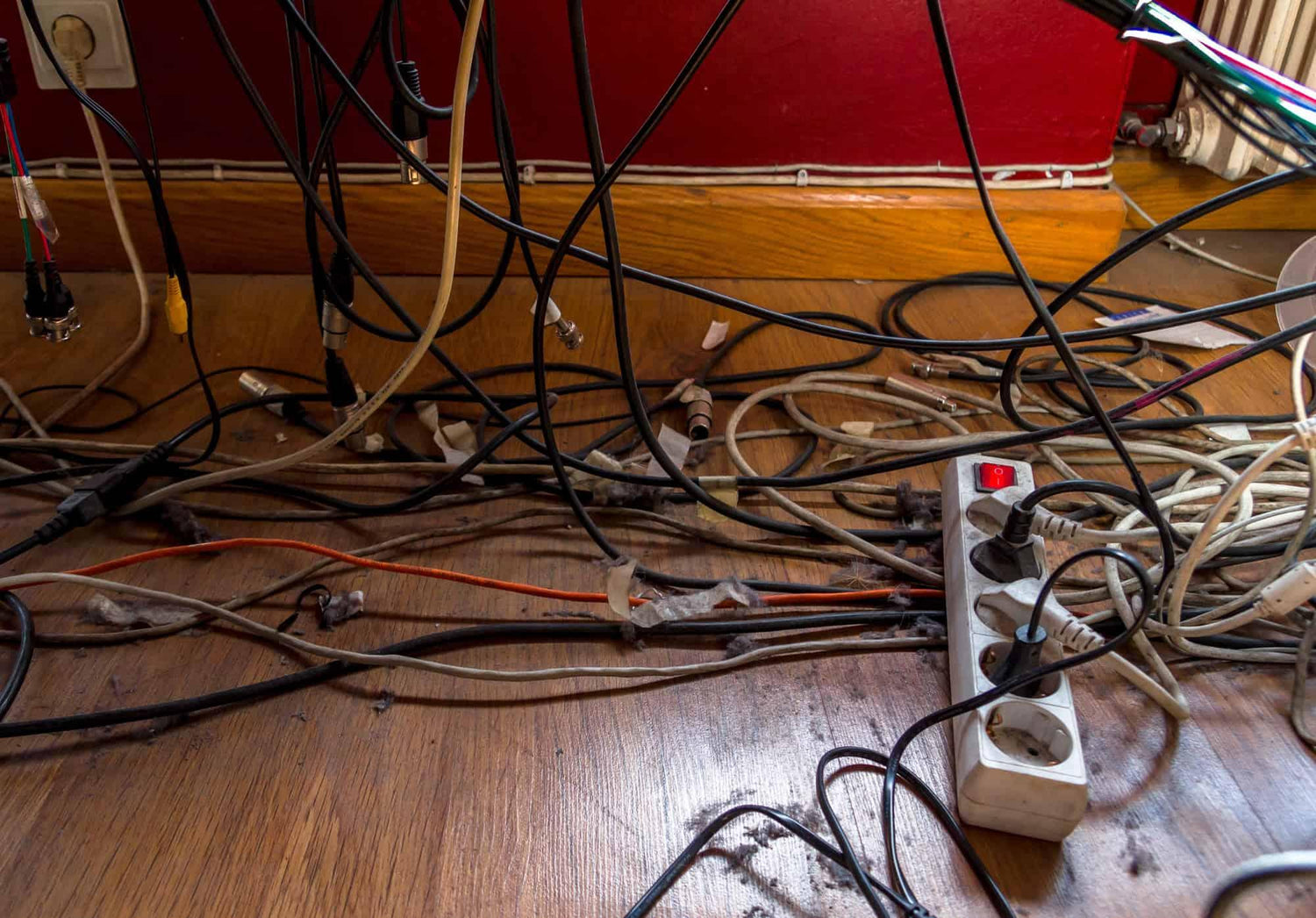 How to Organize Cables: Simple Desk Setup Guide – EFFYDESK